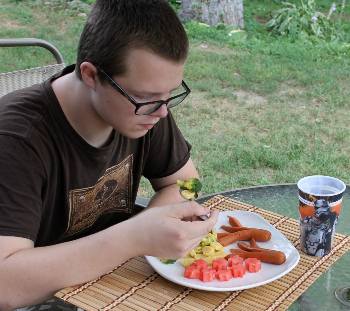 3 Ways to Make Mealtime Fun - Outnumbered 3 to 1